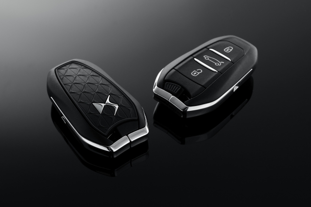 s-DS5_key 画像｜スカパラ谷中敦が語る、「シトロエンDS5」は『70年代にイメージしていた未来』だ | clicccar.com