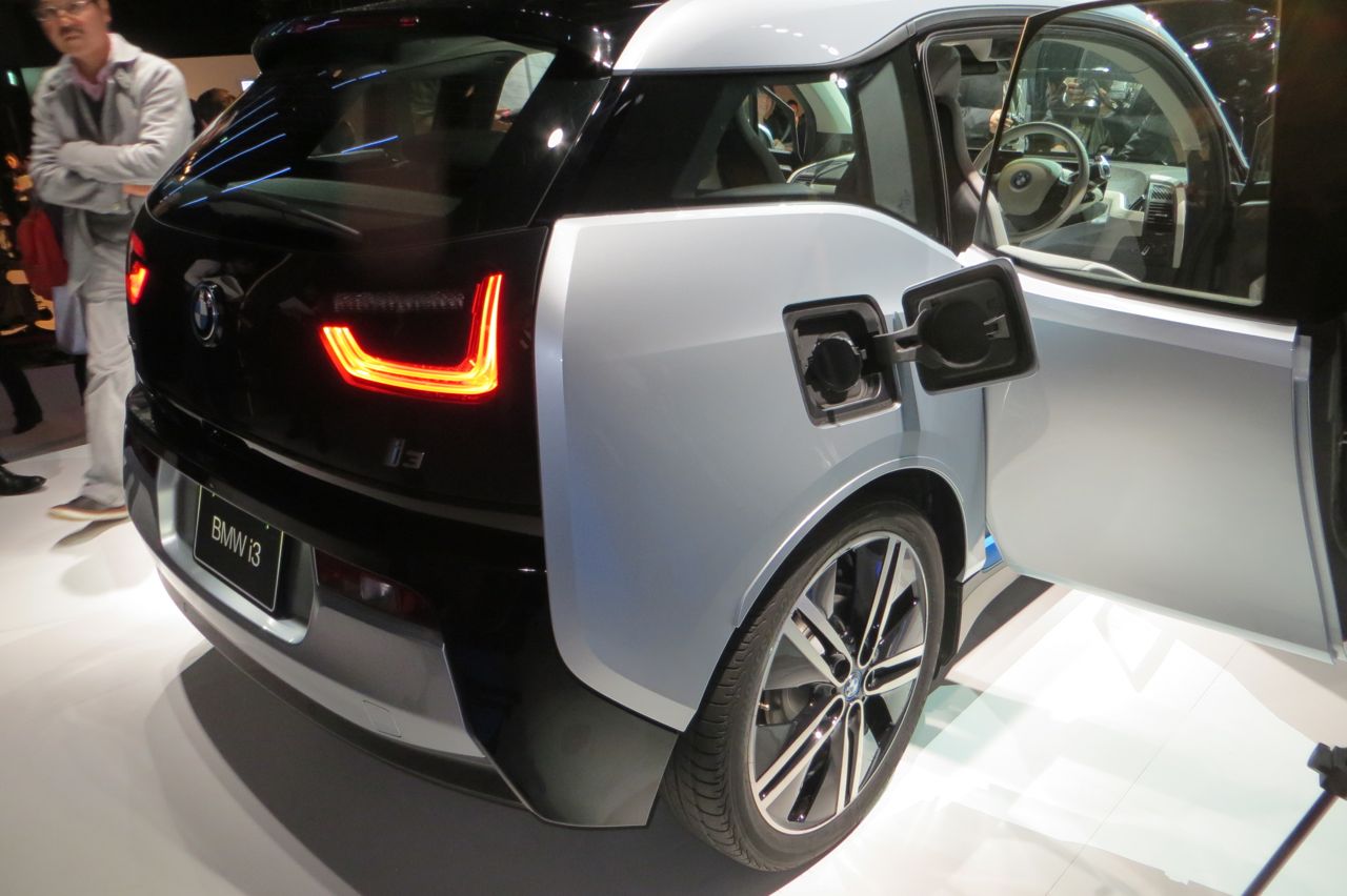 BMW i3_01 画像｜BMW i3/i8、価格は8％の消費税込みで499万円から1917万円で登場! | clicccar.com
