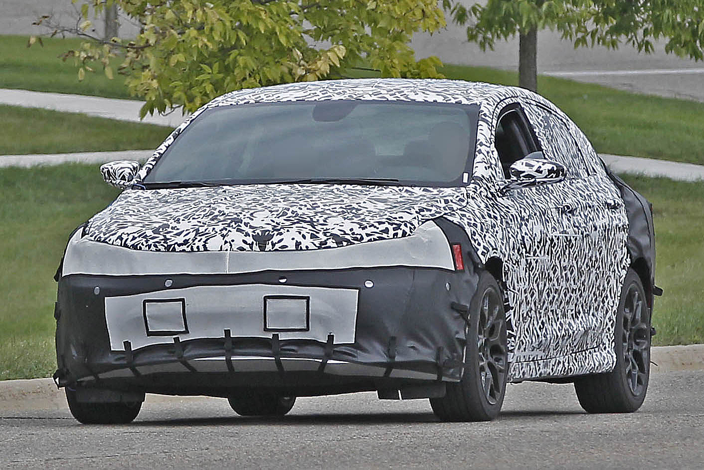 Chrysler 200 4 画像｜大変身する新型クライスラー200をスクープ! | clicccar.com