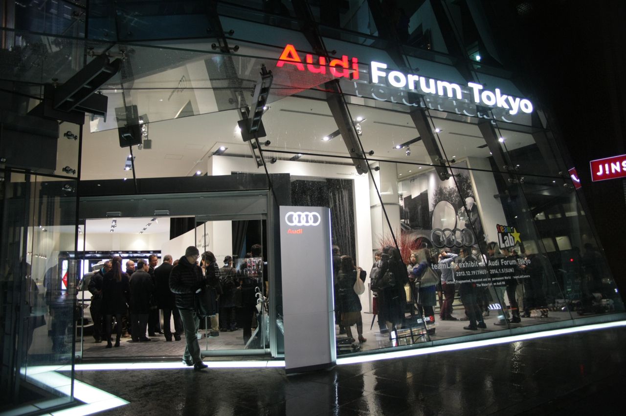 Audi Forum Tokyo_4 画像｜アウディR8が滝に打たれているのはなぜ？【動画】 | clicccar.com