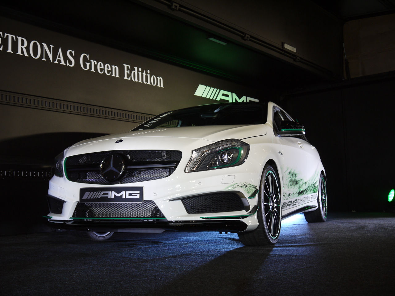 A45_AMG_4MATIC_PETRONAS_Green_Edition_01 画像｜Aクラスなのに一千万円級「A45 AMG 4MATIC ...