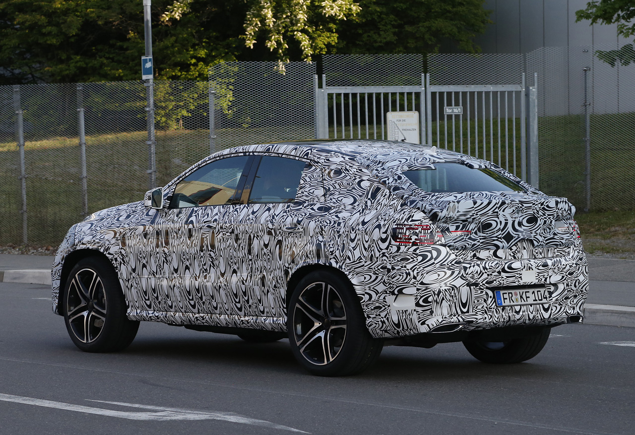 Mercedes MLC 5 画像｜ベンツMLCのインパネをスクープ撮! | clicccar.com