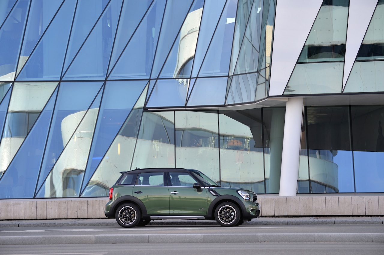 MINI_Cooper_Crossover_06 画像｜BMW「MINIクロスオーバー」─ ミニの四駆はボリューム感と力強さを感じさせる ...