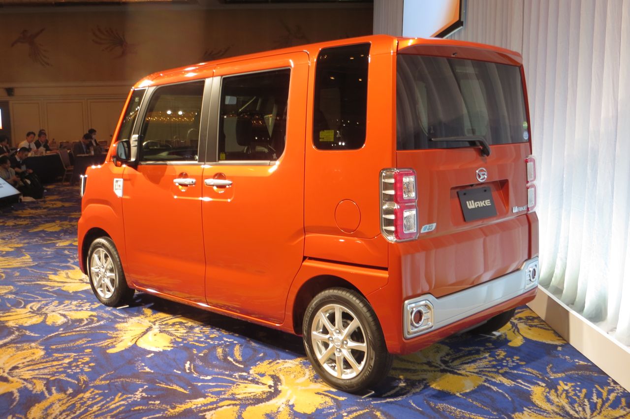Daihatsu_Wake_05 画像｜ダイハツ「ウェイク」は遊びのプロの軽自動車! 全高1.835m、価格は135万円から | clicccar.com