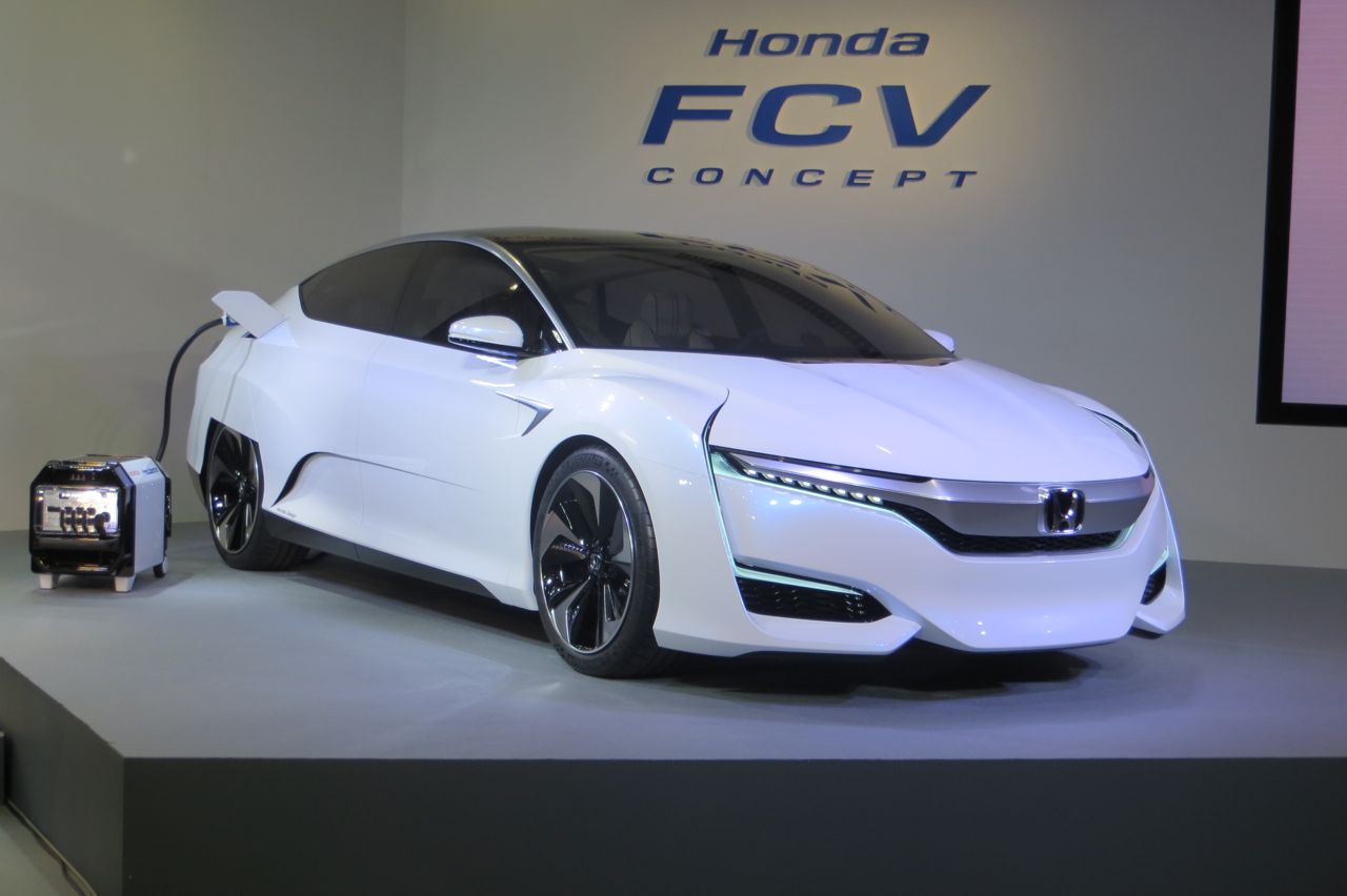 Honda FCV_30 画像｜ホンダ「FCV CONCEPT」2015年度内に発売予定の燃料電池車3つの特徴 | clicccar.com