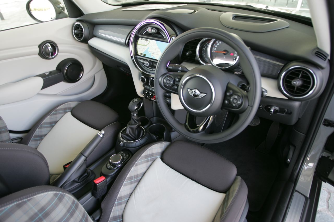 MINI_5DOORS_04 画像｜MINI 5ドアはやっぱりミニなのか？ | clicccar.com