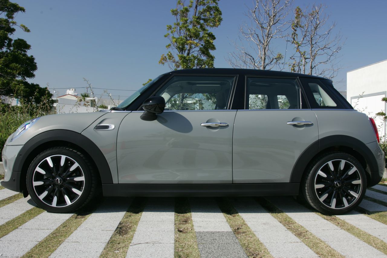 MINI_5DOORS_21 画像｜MINI 5ドアはやっぱりミニなのか？ | clicccar.com