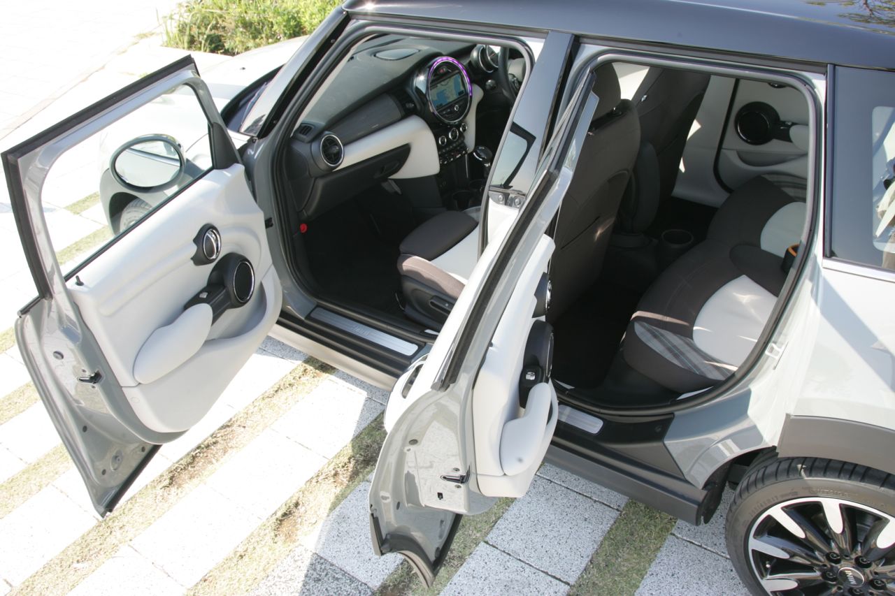 MINI_5DOORS_22 画像｜MINI 5ドアはやっぱりミニなのか？ | clicccar.com