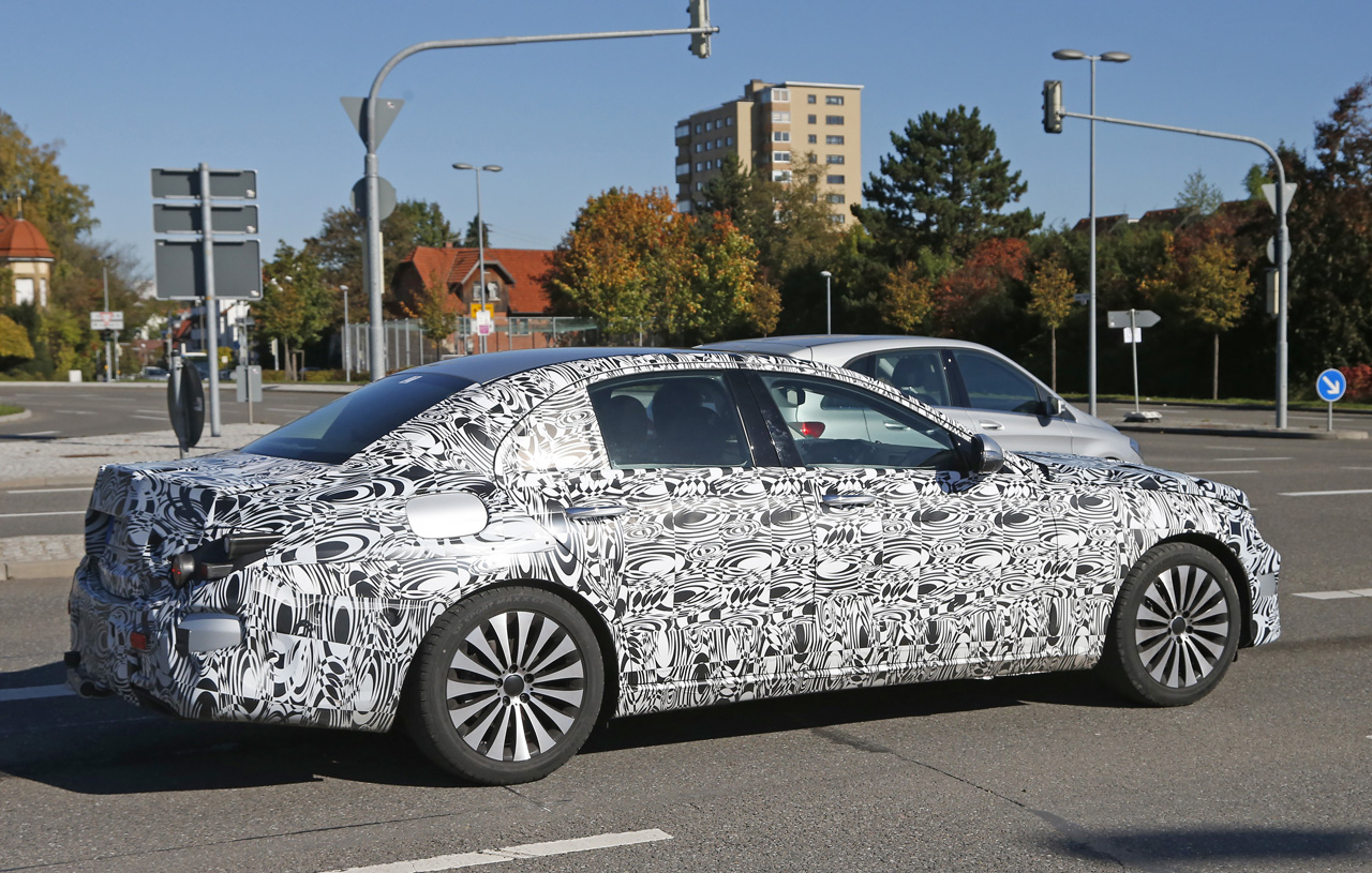 Mercedes E Class 9 画像｜新開発直列6気筒搭載ベンツ新型Eクラスを発見！ | clicccar.com