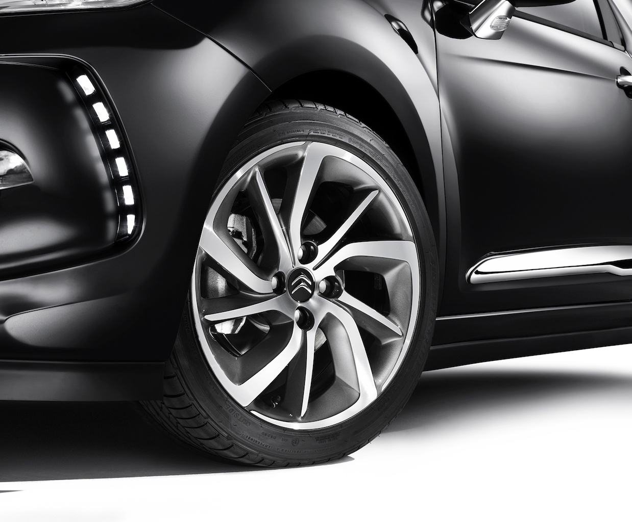 150203_DS3NS9 画像｜DS3「New Light Signature」にキセノンフルLEDとアクティブシティブレーキを初搭載 ...