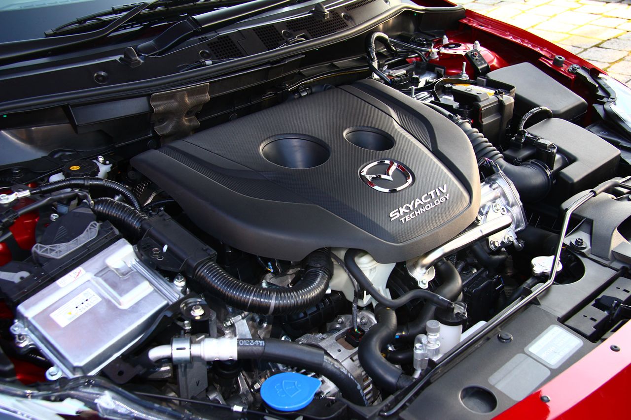 Demio_Engine 画像｜NHKにも登場した「ミスター・エンジン」人見光夫さんが語るマツダデミオ絶好調の秘訣とは？ | clicccar.com