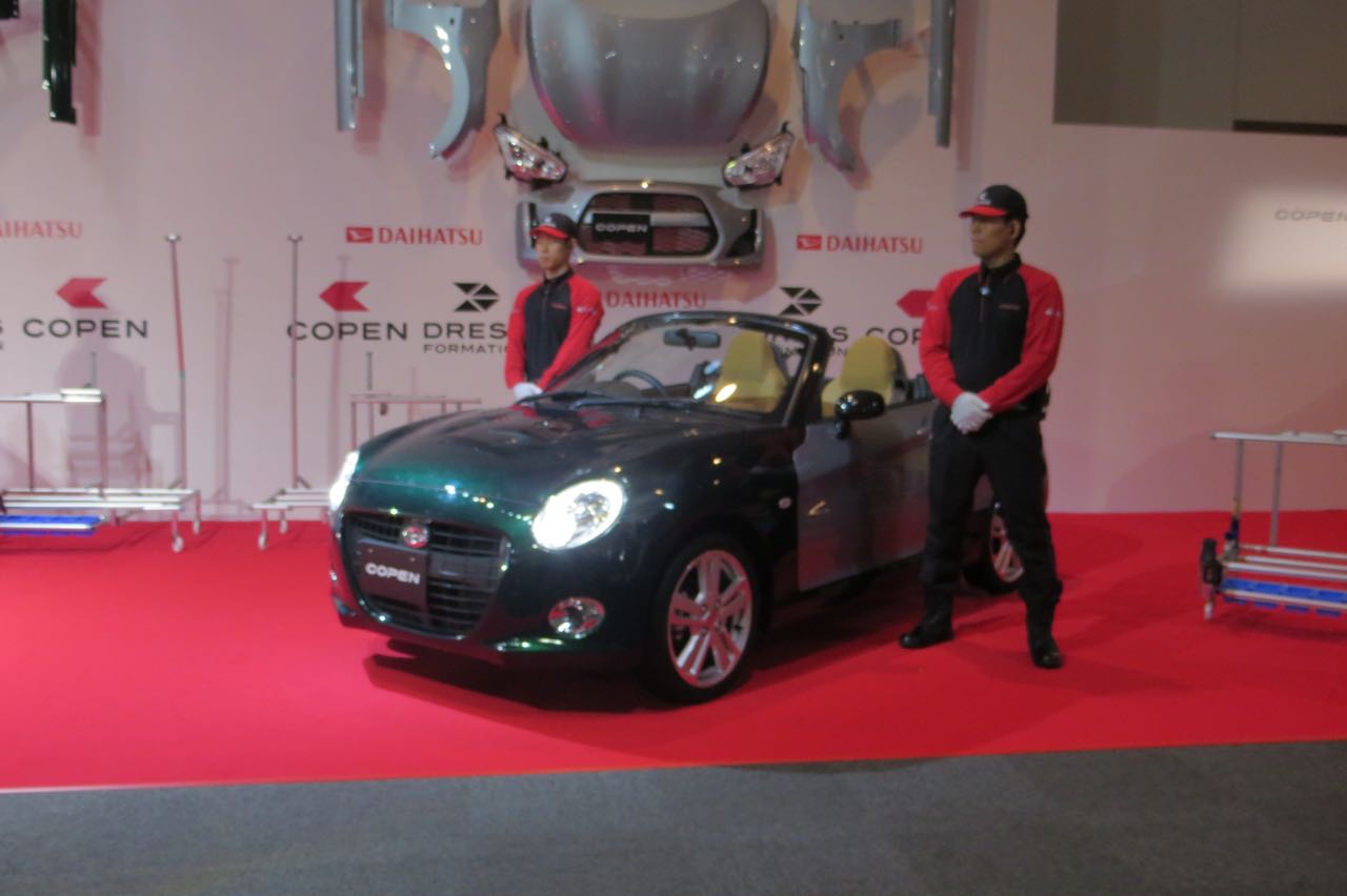 Copen the 3rd 41 画像｜丸目コペンに変身するまでのナマ着替え！ | clicccar.com