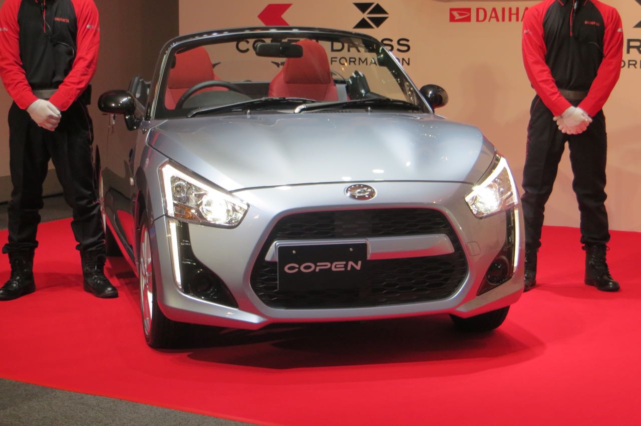 Copen the 3rd 43 画像｜丸目コペンに変身するまでのナマ着替え！ | clicccar.com