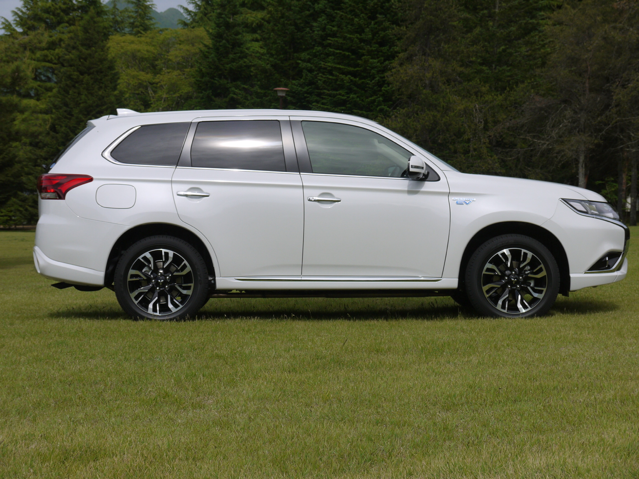 PHEV_11 画像｜燃費と走りの質感向上が図られた三菱アウトランダー＆アウトランダーPHEV | clicccar.com