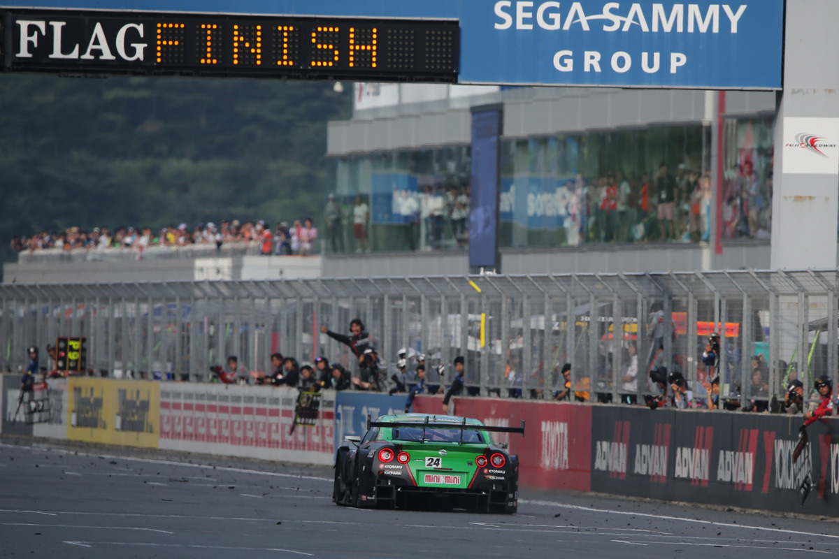 003 画像｜優勝したKONDO Racing TEAMとタッグを組む「眠眠打破」応援隊の感動シーン！ | clicccar.com