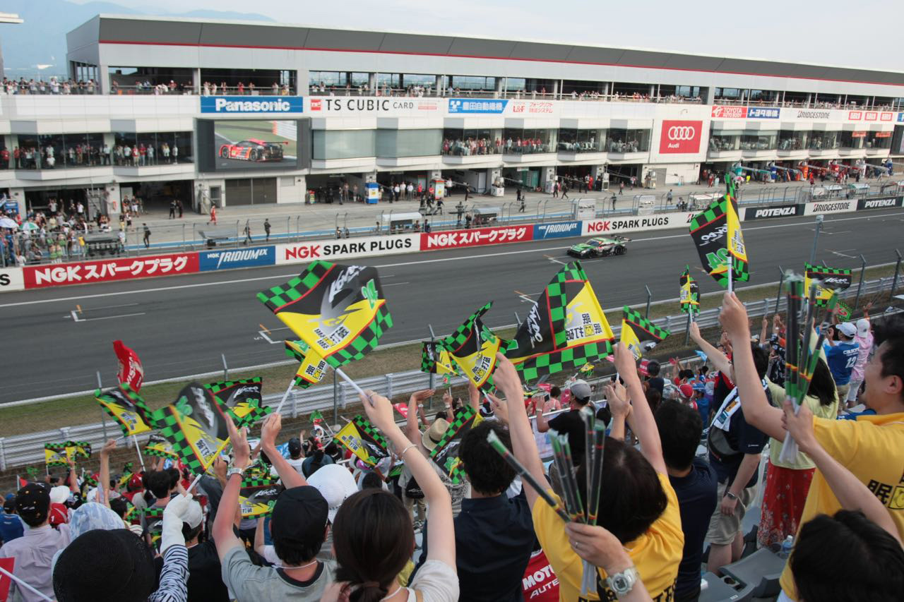 優勝したKONDO Racing TEAMとタッグを組む「眠眠打破」応援隊の感動シーン！ | clicccar.com