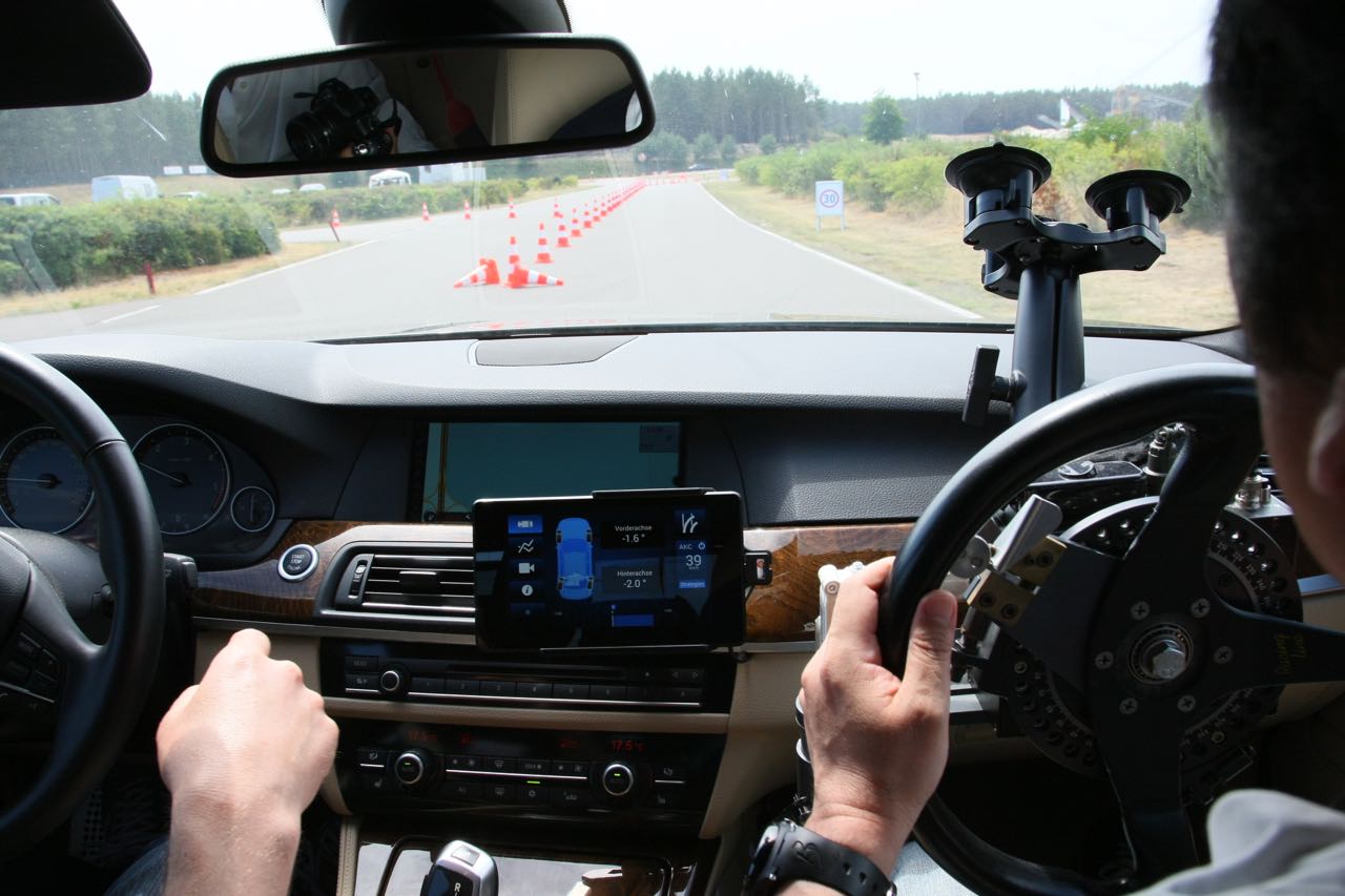 ZF_AKC_01 画像｜ハンドルが左右両方に付いたクルマに乗った！ | clicccar.com