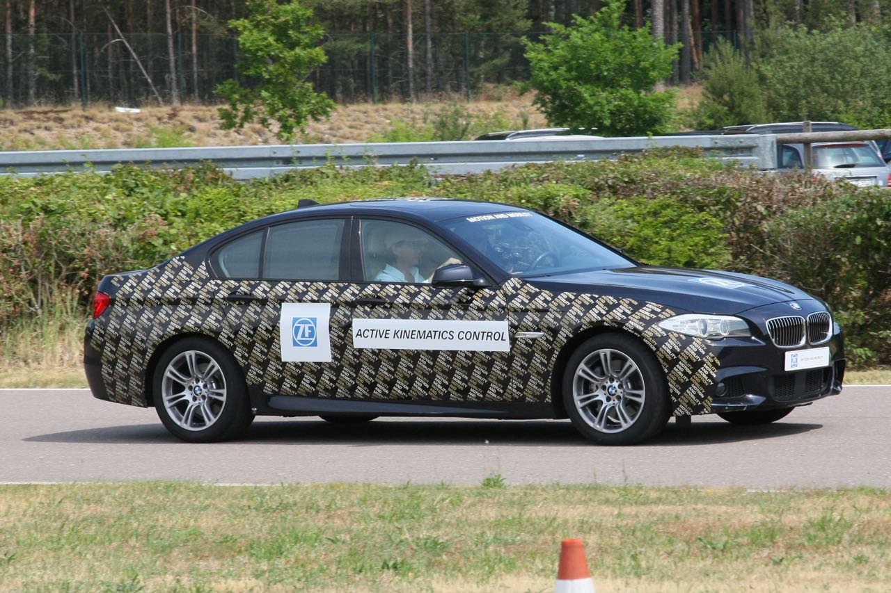 ZF_AKC_11 画像｜ハンドルが左右両方に付いたクルマに乗った！ | clicccar.com