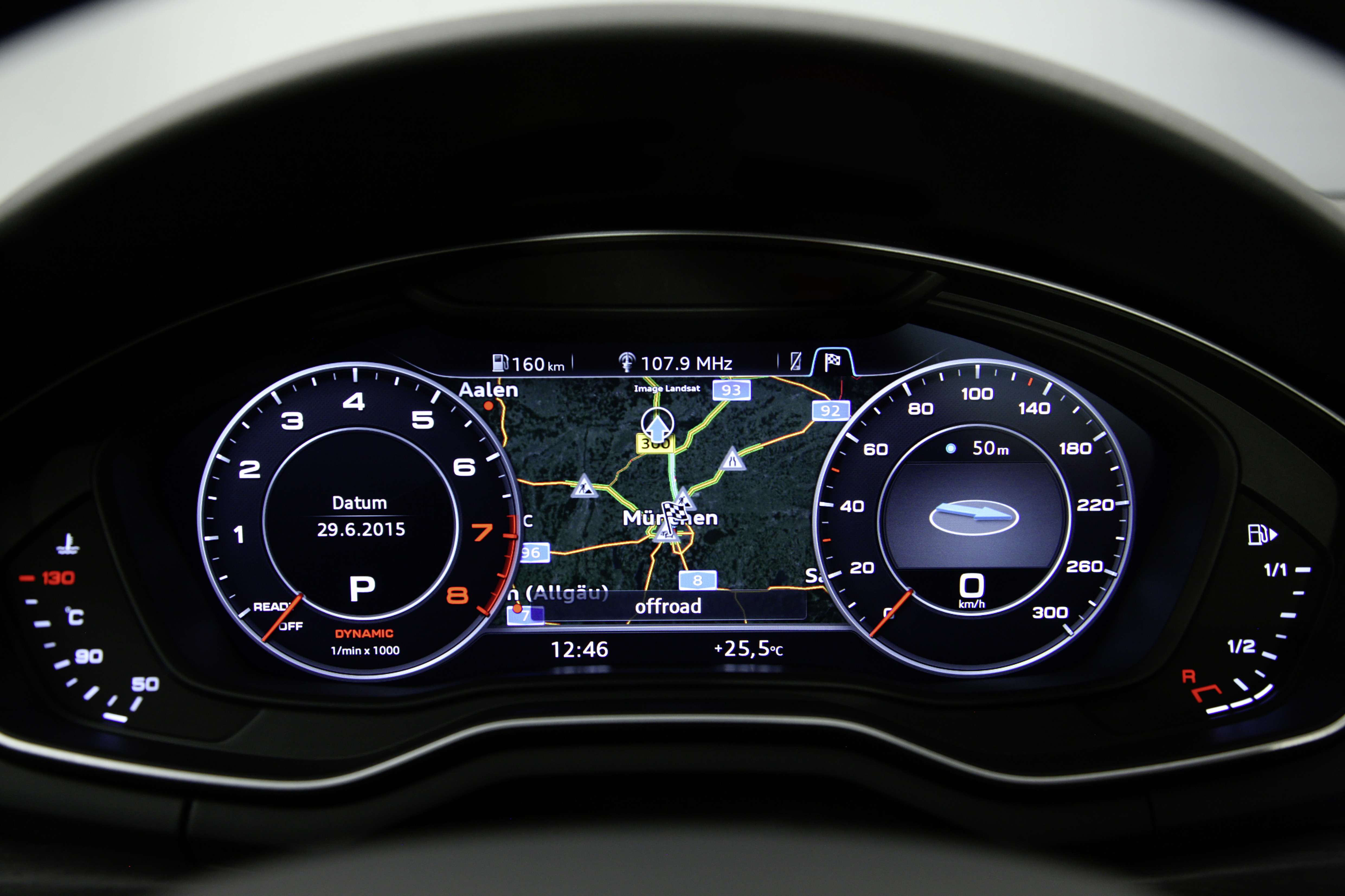 Audi A4 画像｜アウディ新型「A4」には話題のあのメーターも装備【フランクフルトショー2015】 | clicccar.com