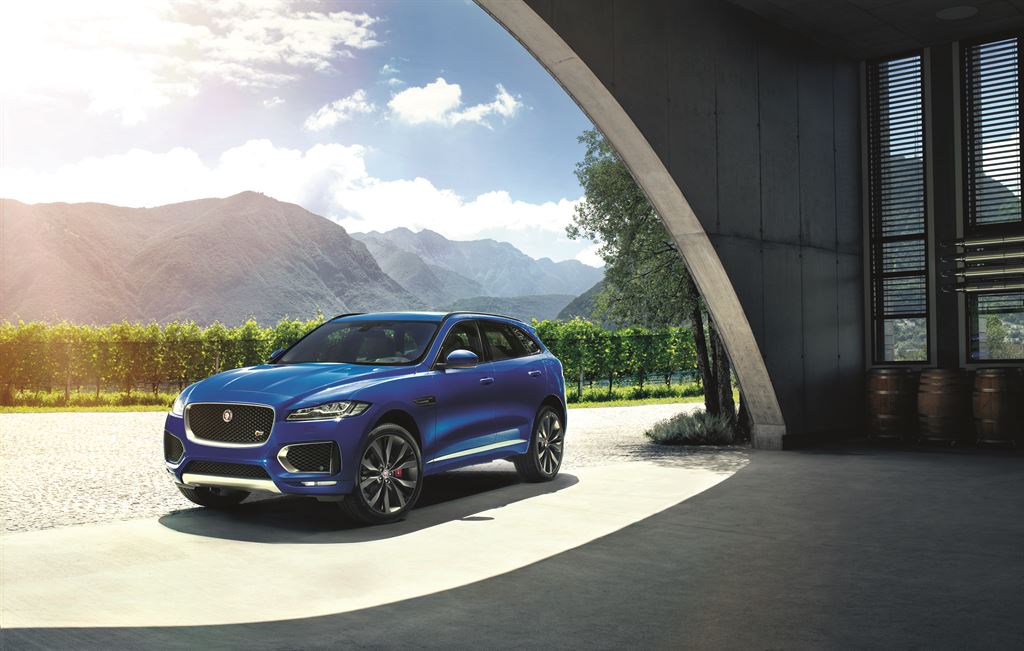 ジャガー初のクロスオーバーモデル「F-PACE」が正式デビュー【フランクフルトショー2015】 | clicccar.com