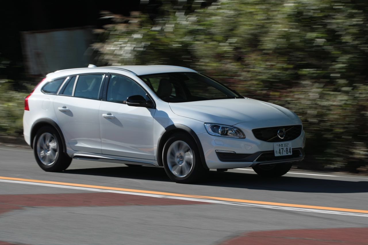 20151008VOLVO V60_25 画像｜ボルボV60 Cross Countryは、背の高さを感じさせない切れ味と安定性のある走りを ...