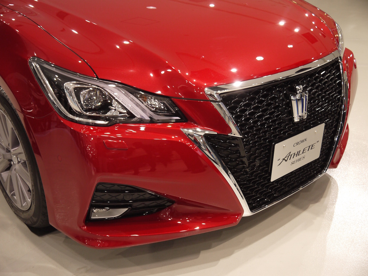 TOYOTA_CROWN_02 画像｜「茜色」「紺碧」「天空」…クラウンに日本らしい色合いの12色を設定 | clicccar.com