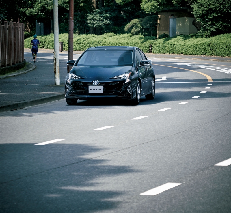 A_PRIUS_08_s 画像｜まるで日常!? 新型プリウスの広報写真が生活感に溢れている理由を探る | clicccar.com