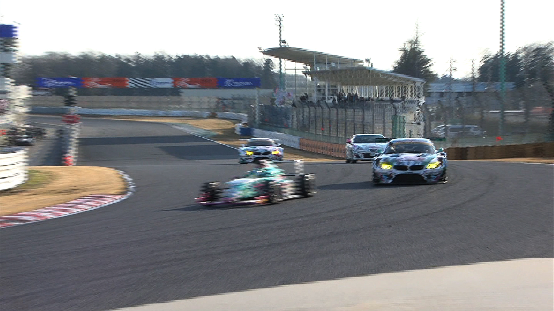 gt15 画像｜SUPER GTチャンピオンマシンがガチバトル | clicccar.com