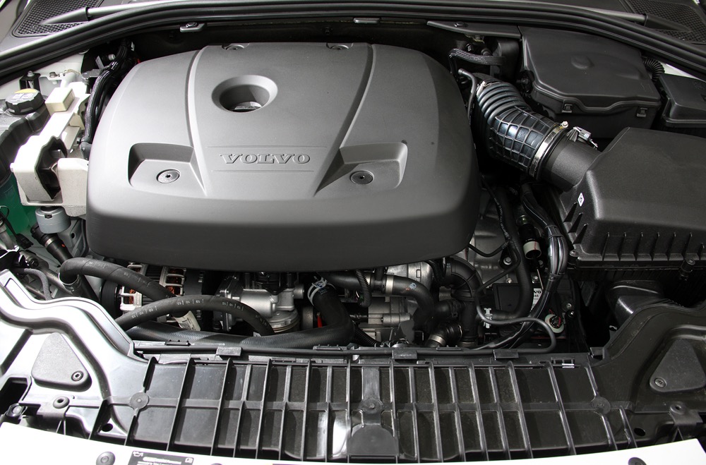 S60_T6_08 画像｜スーパーチャージャーと直噴ターボを積むボルボ「S60 T6 AWD R-DESIGN」は豪快な加速が魅力 ...