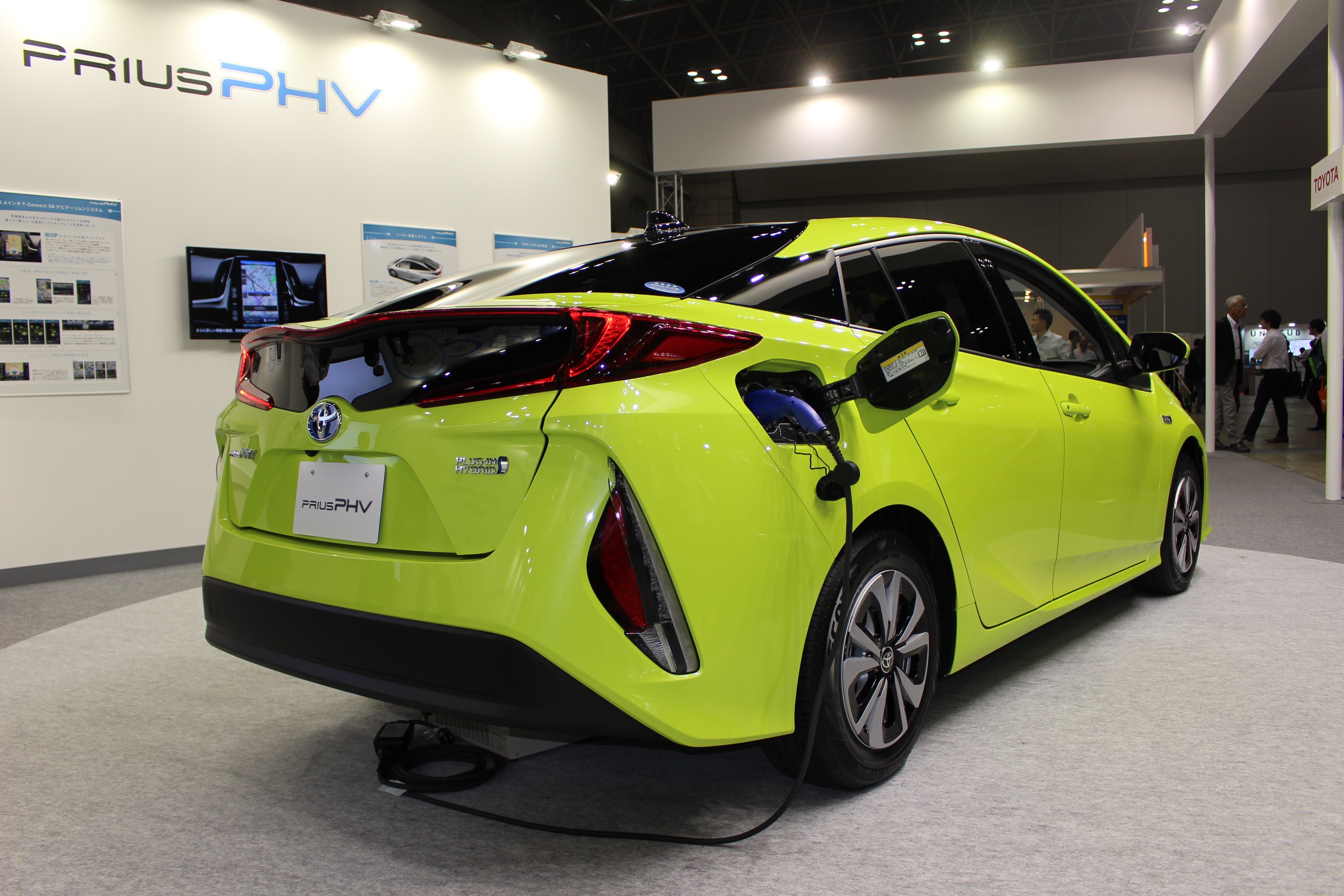 PRIUS_PHV_21 画像｜プリウスPHVを「見て座って」分かった、プリウスとの違いは？ | clicccar.com
