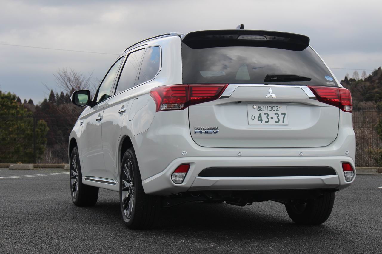 EVモードが拡大され、ビルシュタイン脚になった新型アウトランダーPHEVを公道試乗 | clicccar.com