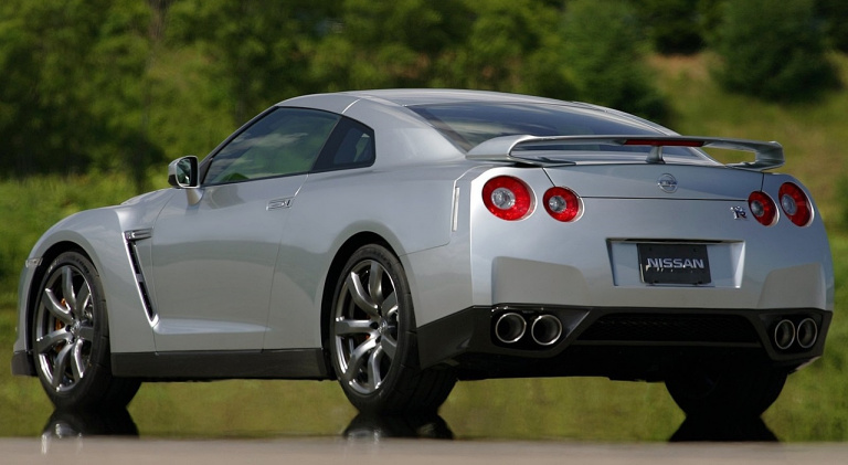 NISSAN_GT-R_2001 画像｜「R35型」日産GT-R、デビュー後10年の深化を読み解く！ | clicccar.com