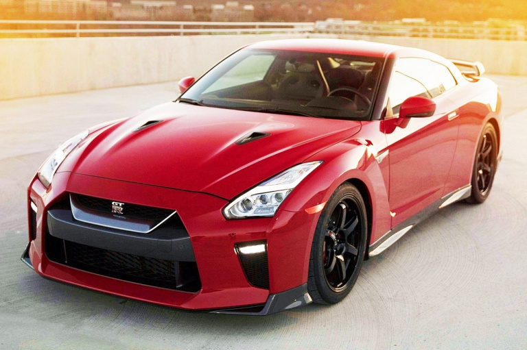 NISSAN_GT-R_2001 画像｜「R35型」日産GT-R、デビュー後10年の深化を読み解く！ | clicccar.com
