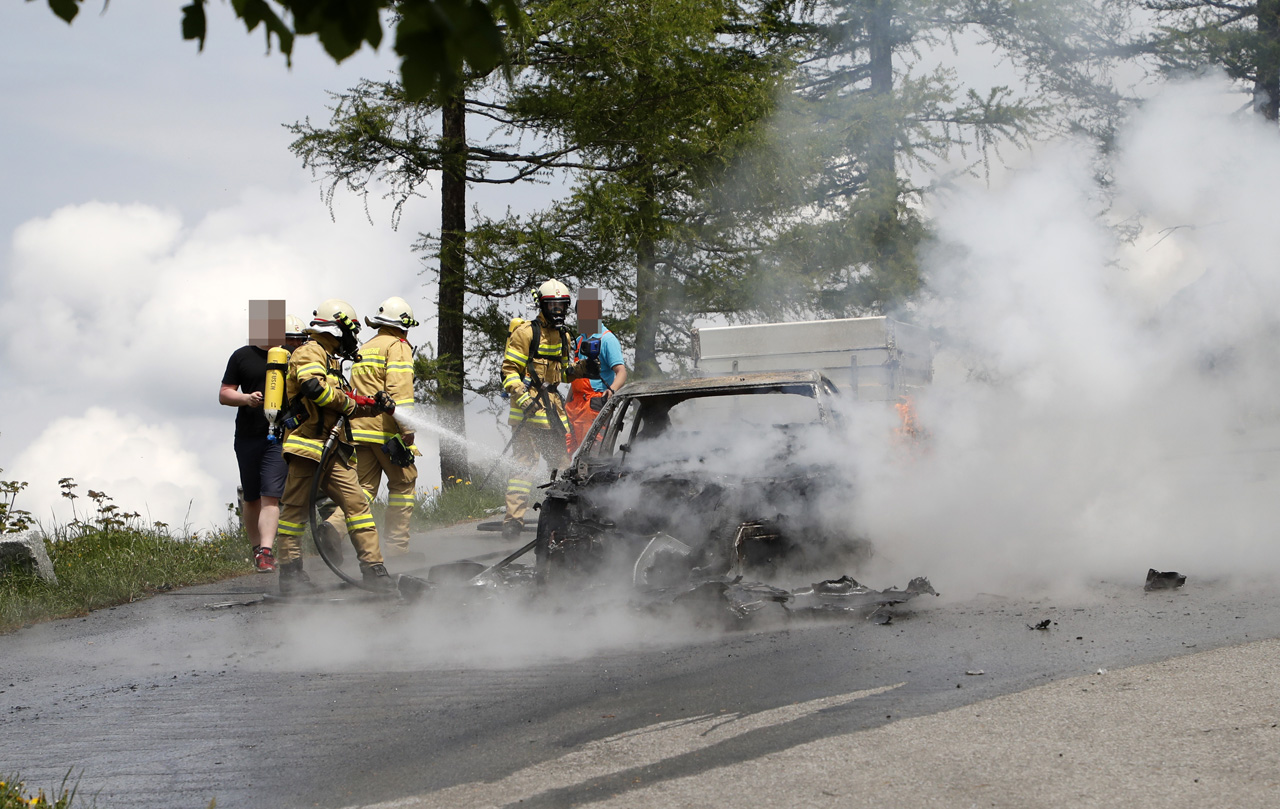 Audi A7 Mule Fire 22 画像｜アウディA7次期型、アルプスで大炎上！原因は新開発TFSIエンジンか!? | clicccar.com