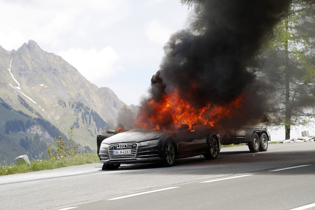 Audi A7 Mule Fire 6 画像｜アウディA7次期型、アルプスで大炎上！原因は新開発TFSIエンジンか!? | clicccar.com