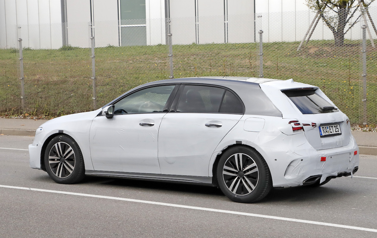 Mercedes A 14 画像｜気分はEクラス！メルセデス・ベンツ Aクラス次期型、豪華コックピットをキャッチ | clicccar.com