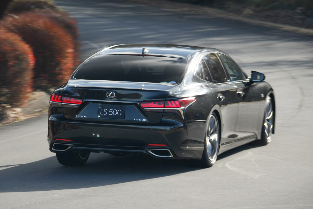 ls-24 画像｜【新型レクサス LS500h・LS500試乗】衝突を自動ステアリングで回避する安全性と圧倒的な高級感が魅力 ...