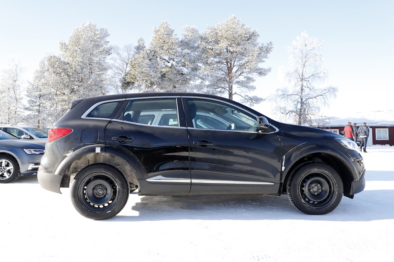 Renault SUV mule 5 画像｜日本導入の可能性アリ？ ルノーの新型フラッグシップSUVをキャッチ | clicccar.com