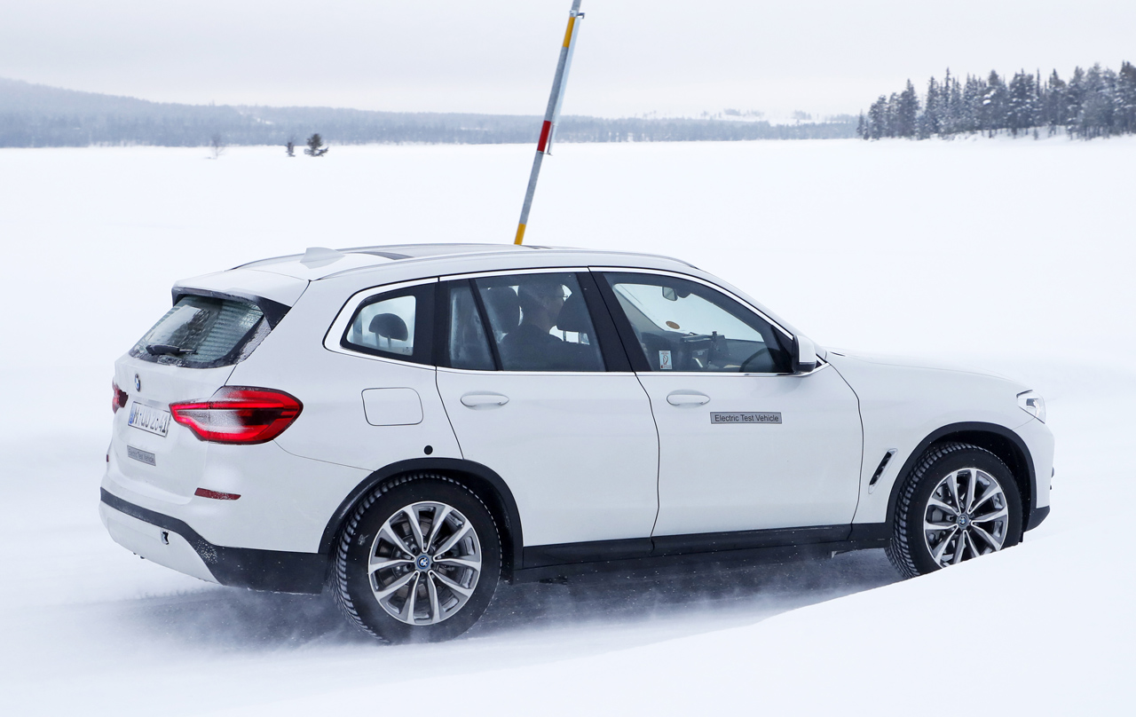 BMW iX3 5 画像｜発表直前！BMW初のEVクロスオーバーSUV「iX3」フルヌードを激写 | clicccar.com