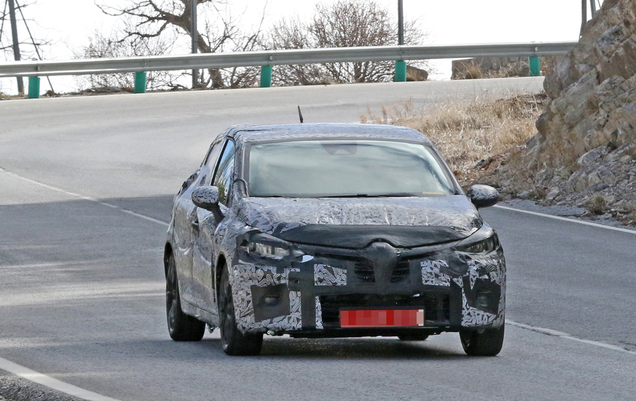 Clio 1 画像｜クーペボディにチェンジ。ルノー「ルーテシア」次期型、メルセデスと共同開発の新エンジン搭載 | clicccar.com