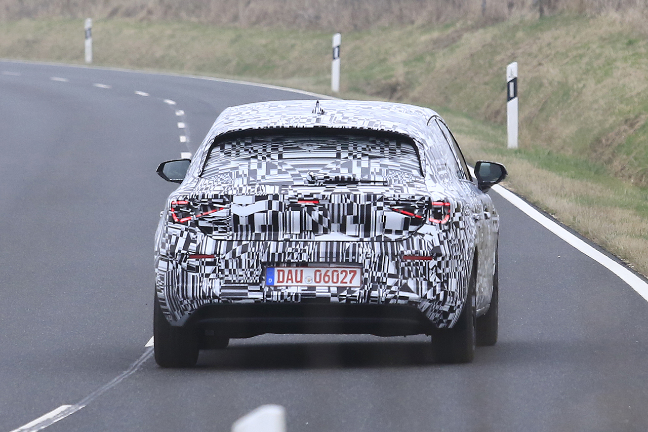 Seat Leon (11) 画像｜スペインメーカー初のPHEVが走った！ 3月の公開直前にデザイン判明 | clicccar.com