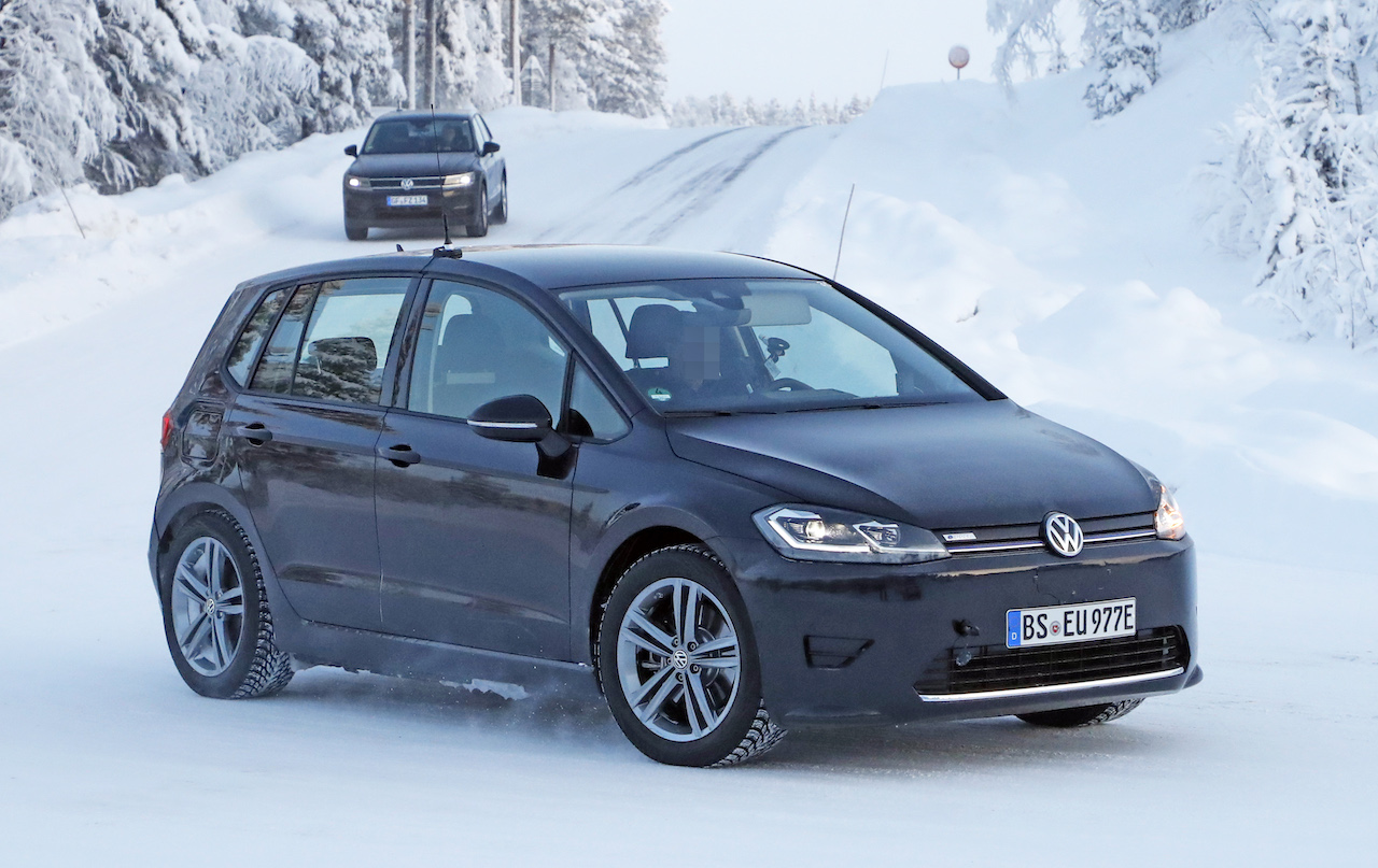 VW Electric mule 3 画像｜VWの新型EVクロスオーバー「ID. CROZZ」開発車両を初キャッチ！ | clicccar.com