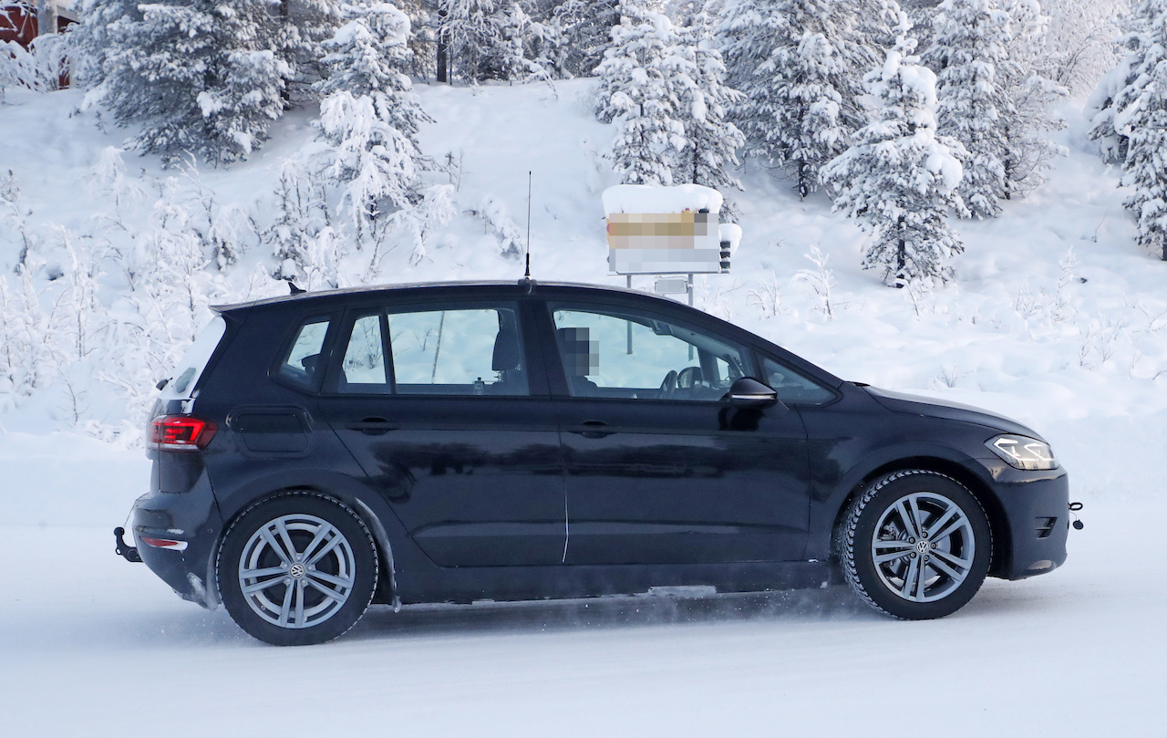 VW Electric mule 5 画像｜VWの新型EVクロスオーバー「ID. CROZZ」開発車両を初キャッチ！ | clicccar.com