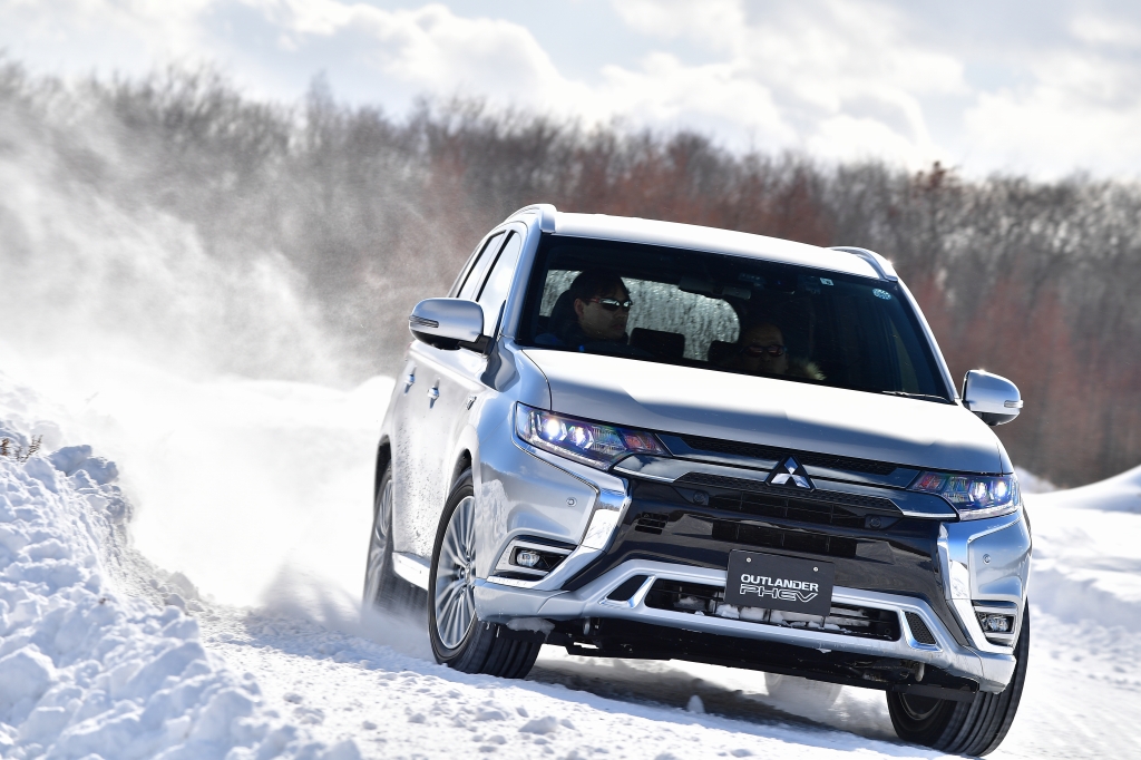 clicccar_OUTLANDER PHEV_13 画像｜アウトランダーPHEVに存在する、ランエボから受け継がれた大切なスイッチ | clicccar.com