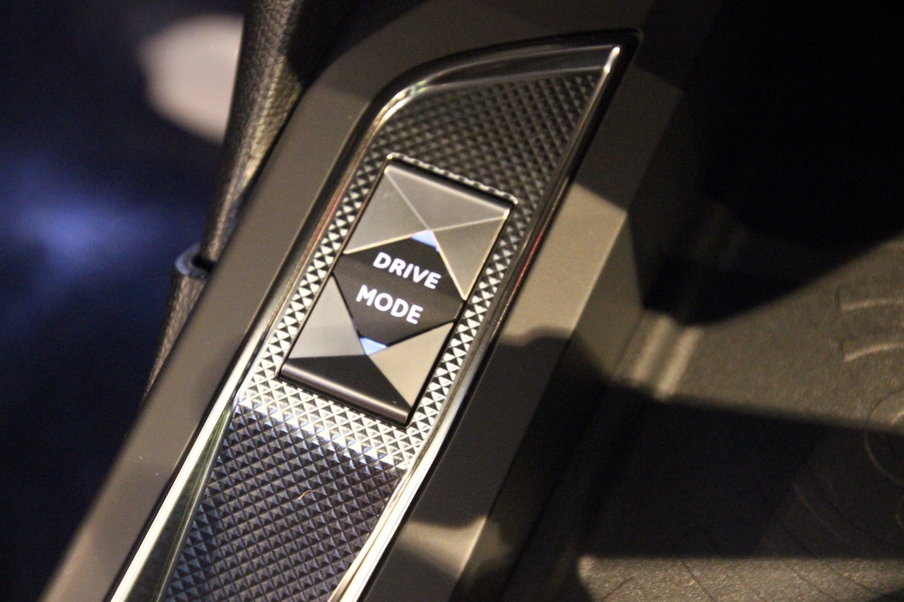 DS_22 画像｜2019年半ばに日本に上陸予定の「DS 3 CROSSBACK」を全国の正規ディーラーで先行展示 | clicccar.com