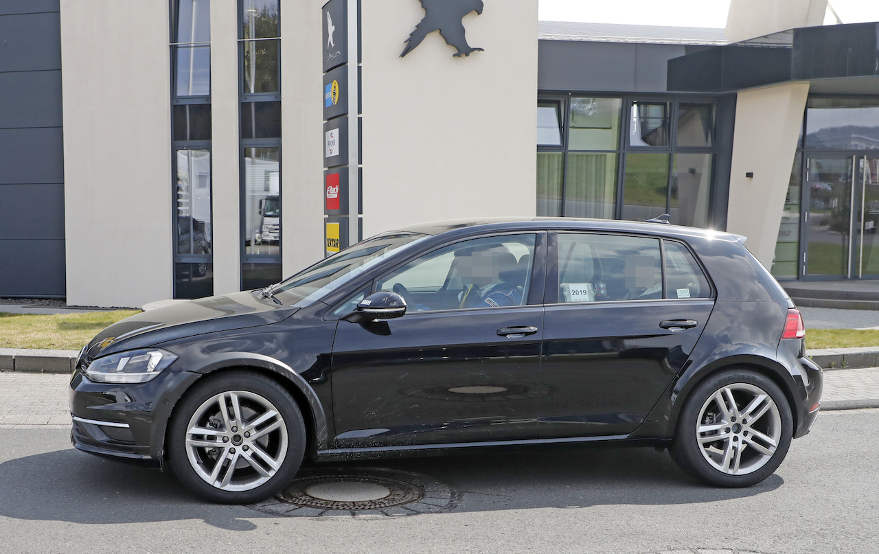 VW Golf based mule 5 画像｜VW・ゴルフ ベースのテスト車両をキャッチ。わずかなヒントから見えた正体とは ...