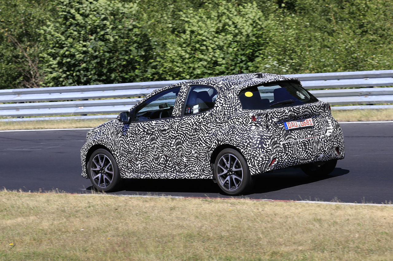 Toyota Yaris (19) 画像｜新型トヨタ・ヴィッツをキャッチ！ マツダ製でなく独自開発か？ | clicccar.com