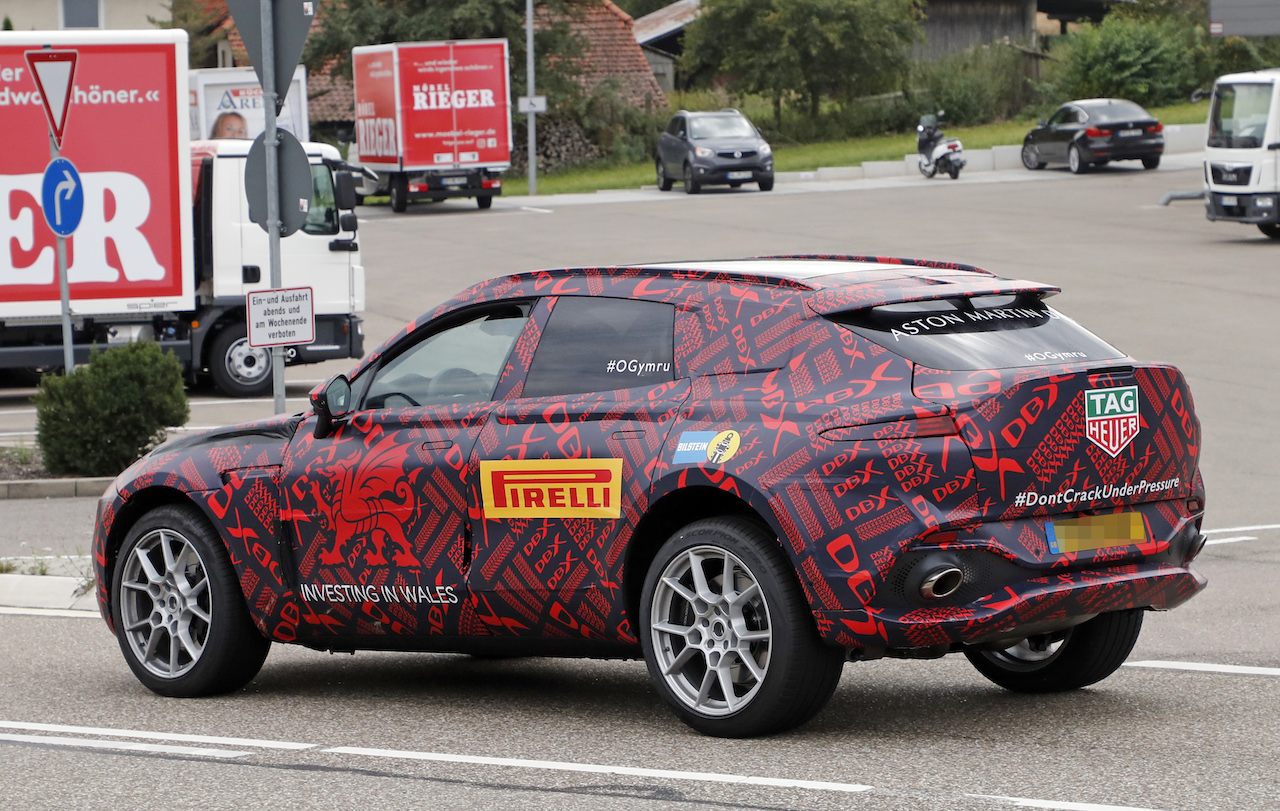 Aston Martin DBX 11 画像｜ヴァンテージ風テールライトが初露出！ アストンマーティン初のSUV「DBX」は自社製V12搭載か ...