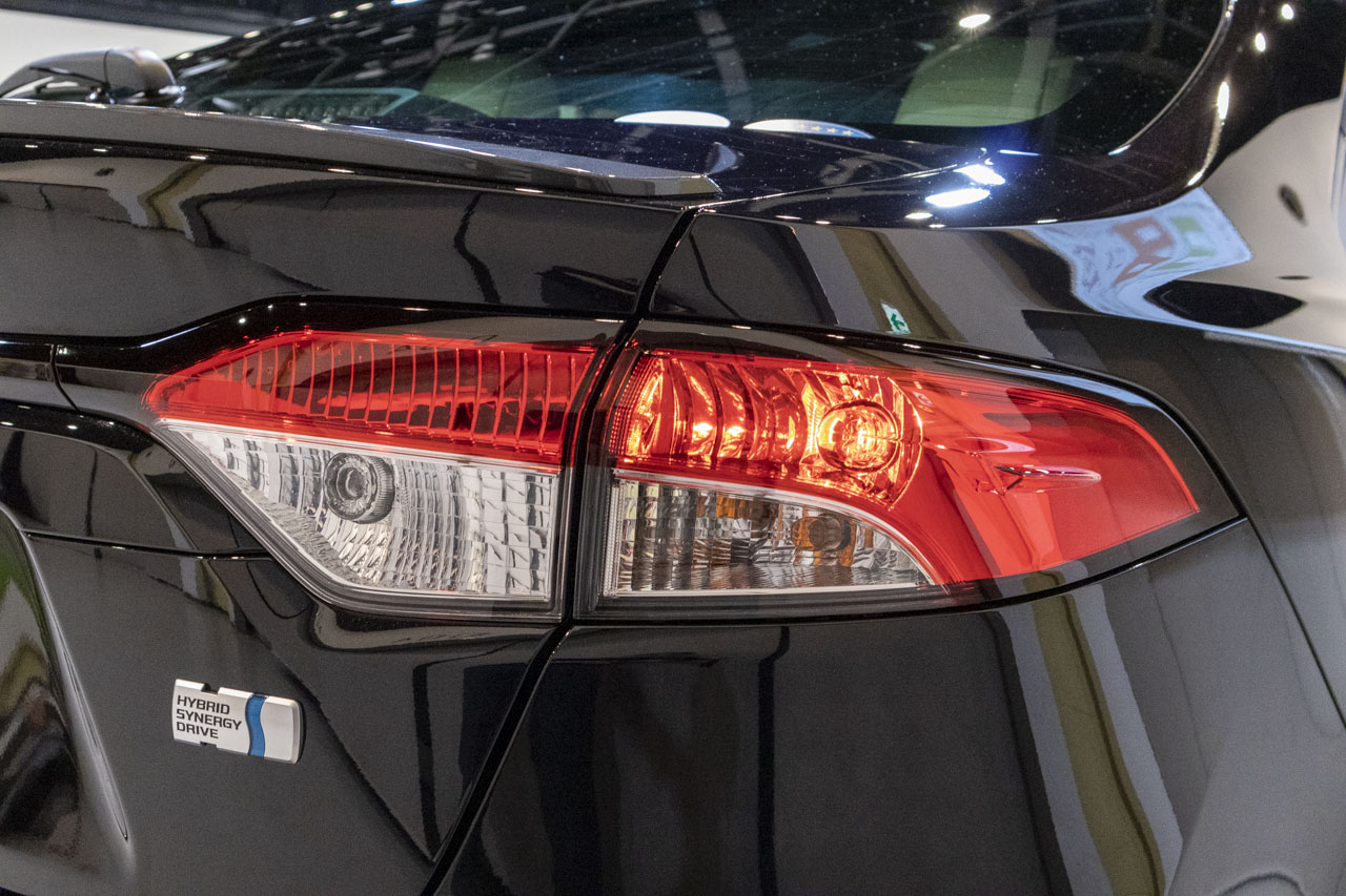 TOYOTA_COLORRA_SEDANP_PURPLE_50 画像｜ついに3ナンバー化された新型カローラ／カローラ・ツーリング。日本の道路 ...