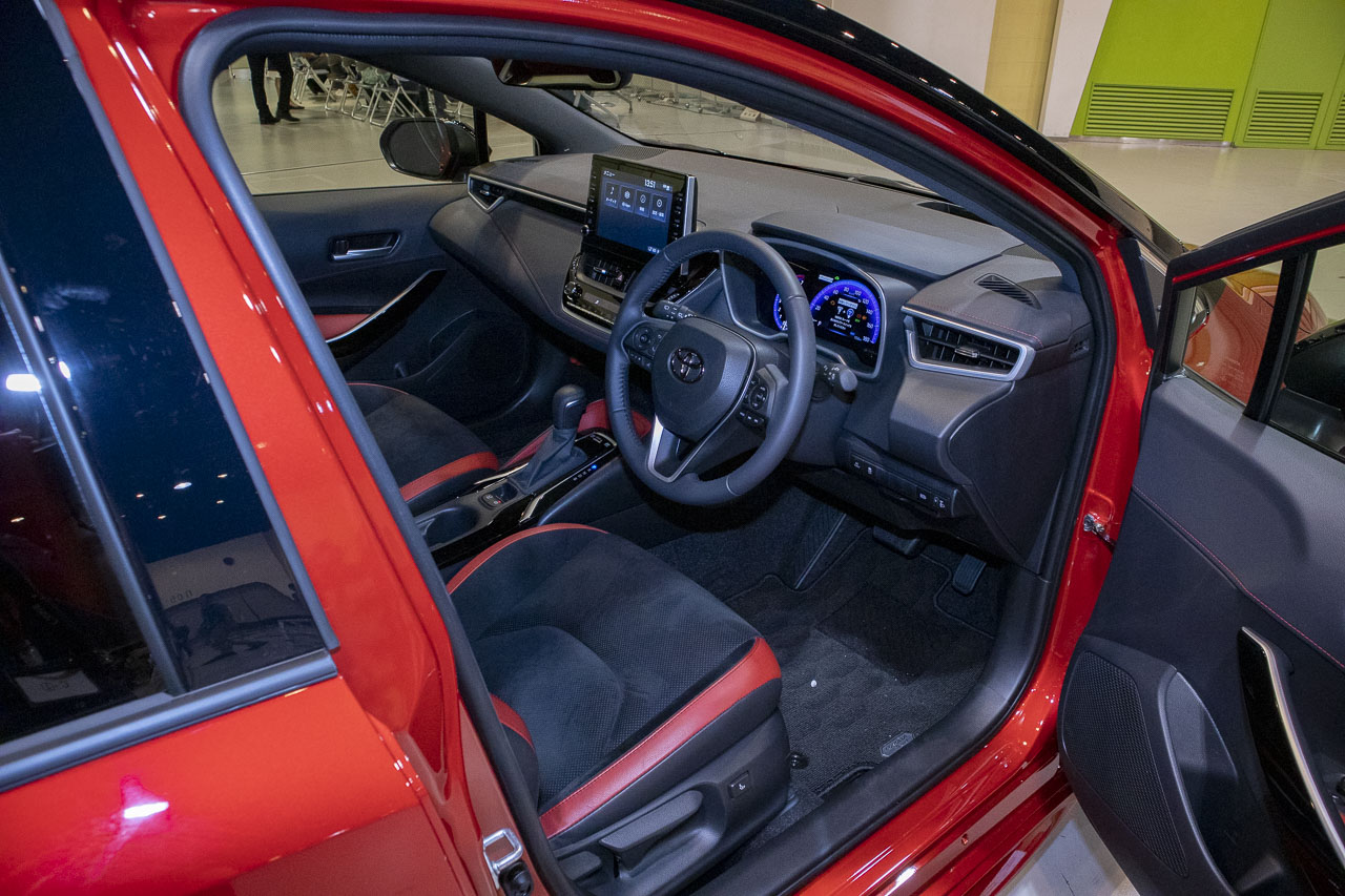TOYOTA_COLORRA_SPORTS_RED_20 画像｜カローラスポーツも一部改良。新色を設定し、セダンとツーリングと同じ上質な走りを ...
